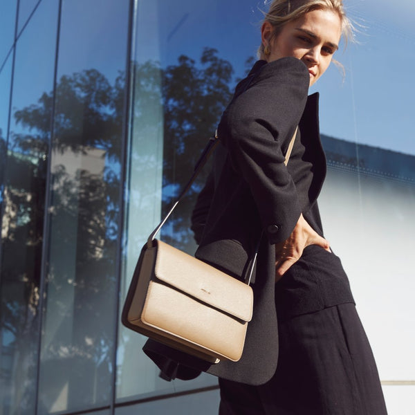 Hamilton Crossbody [Signet] - Mud Beige